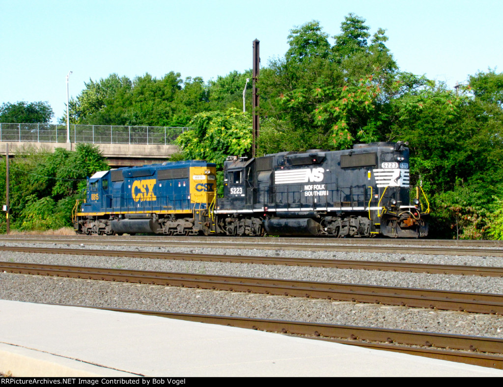 NS 5223 and CSX 8815